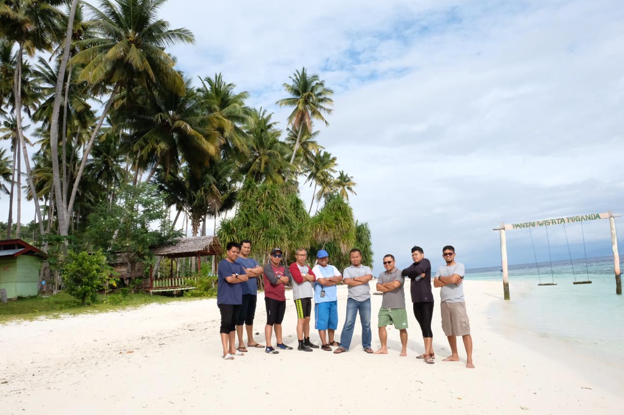 Menikmati Keindahan Pantai Poganda Banggai Kepulauan - Pikniknya ...
